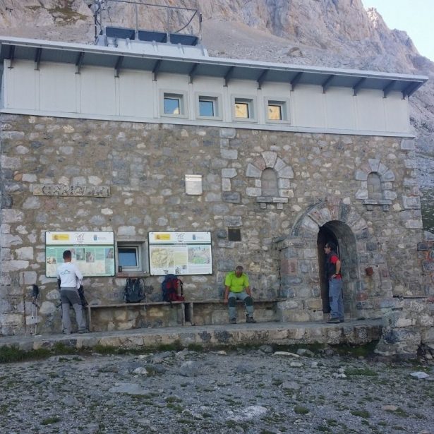 Refugios de Picos de Europa - Trekkinea Viajes con Guías de Montaña